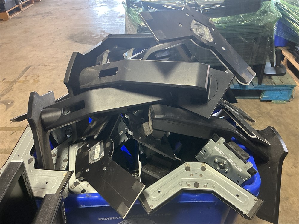 BIDERA Government Auctions - Mix lot of (31) Dell LCD Monitors W Stand