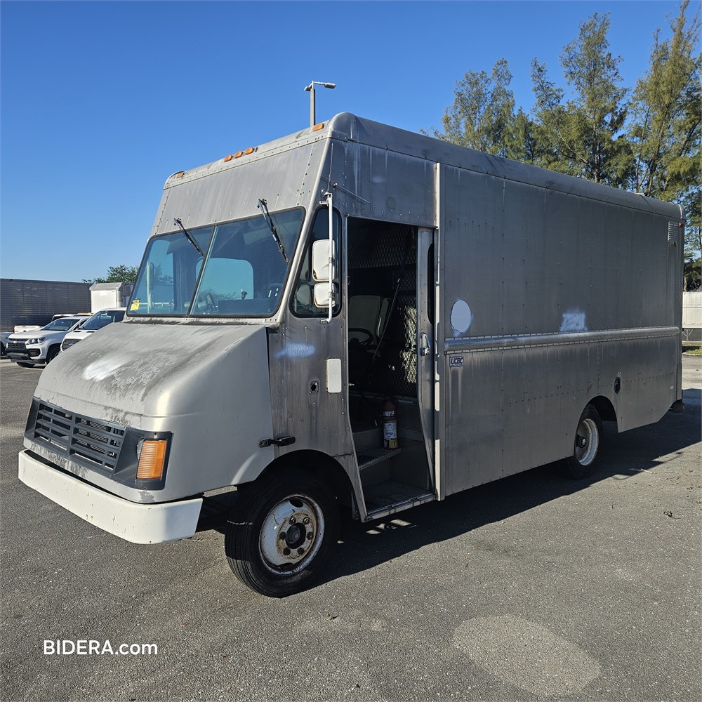 BIDERA Government Auctions - 2000 Freightliner MT45 Aluminum Step Van