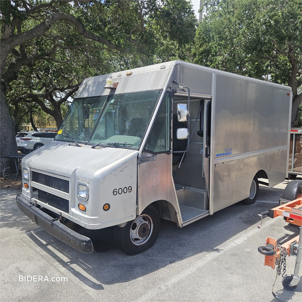 BIDERA Government Auctions - 1998 Chevrolet Utilimaster Aluminum Step Van