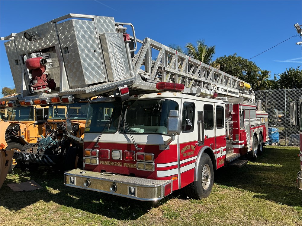 BIDERA Government Auctions - 2004 E-One Ladder Truck