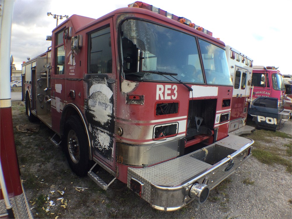 BIDERA Government Auctions - 2005 Pierce Sabre Fire Truck (Unit 217)