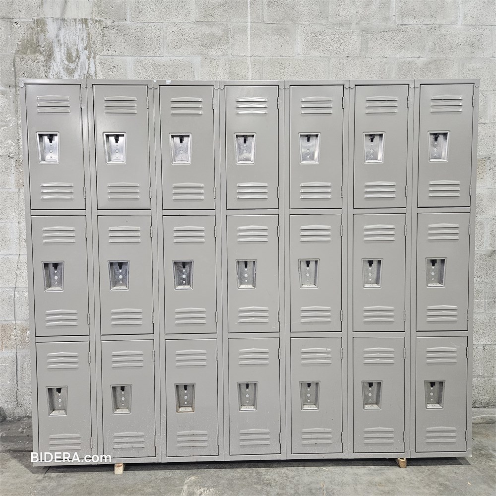 BIDERA Government Auctions - Republic Storage Systems 21 Lockers with 3 ...