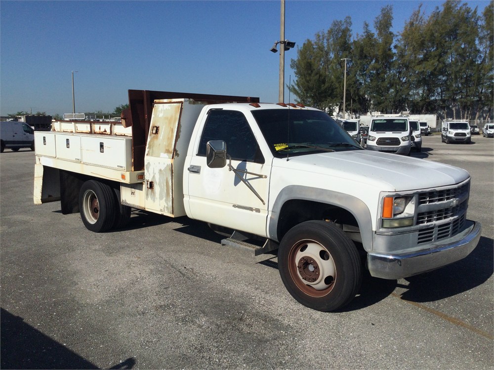 BIDERA Government Auctions - 2002 Chevrolet 3500 HD Utility truck