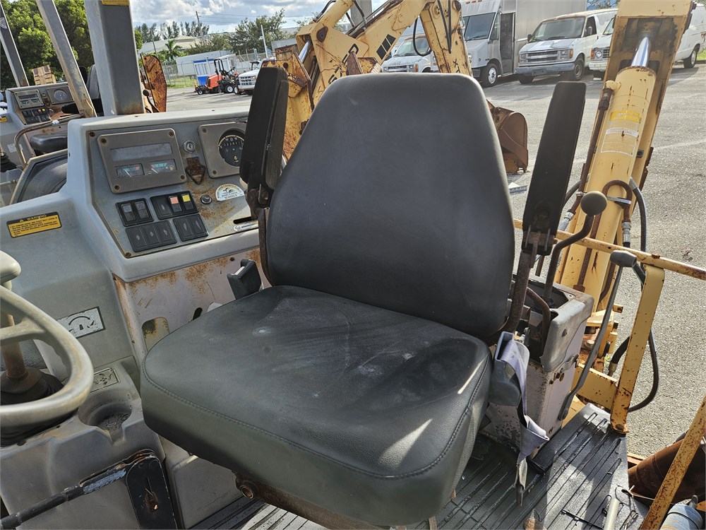 BIDERA Government Auctions - 1994 Ford 675D Turbo 4x4 Backhoe Loader ...