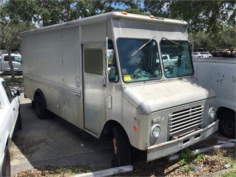 BIDERA Government Auctions - 1989 OshKosh Grumman Aluminum Step Van