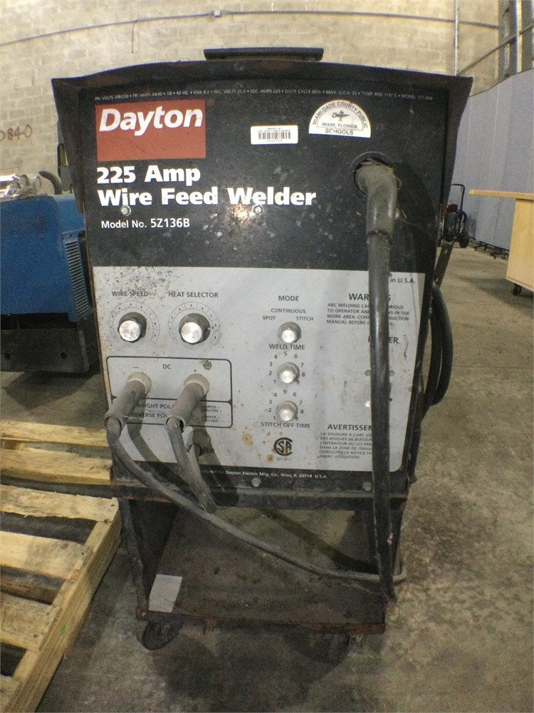 BIDERA Government Auctions - Dayton Welder 225 Amp Wire Feed Welder