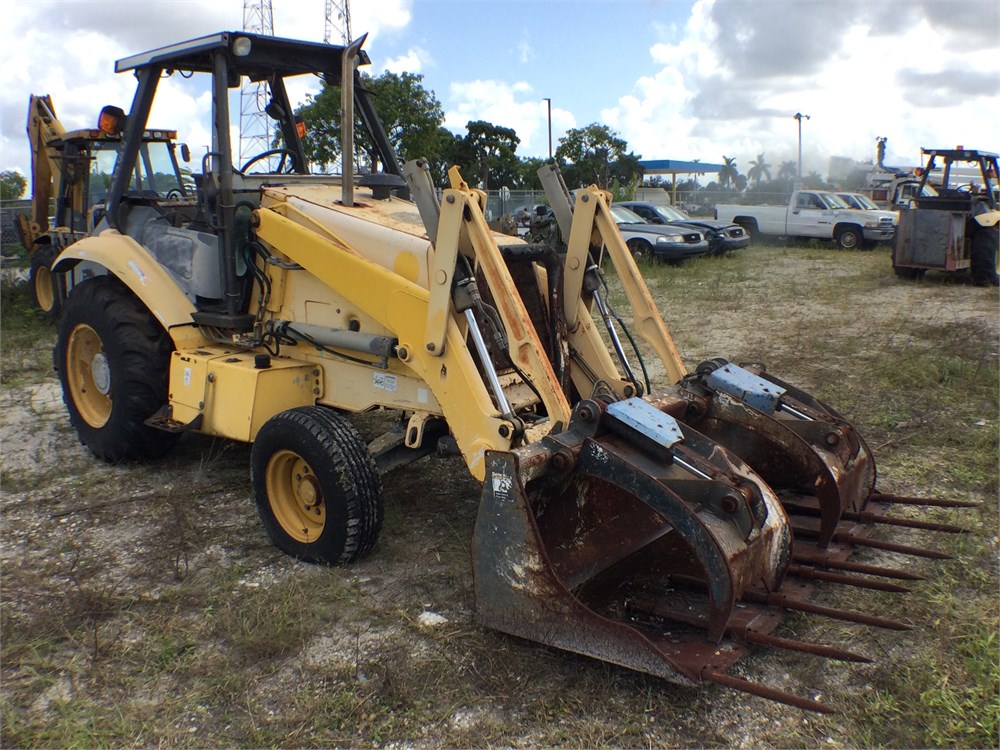 BIDERA Government Auctions - 2007 New Holland U80 Loader / 3PT Hitch ...