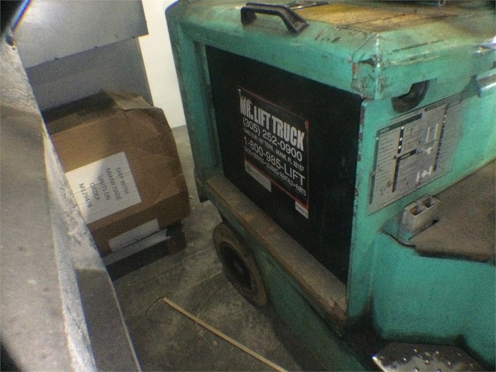 BIDERA Government Auctions - Mitsubishi 2FBC15 Electric Forklift 3000lbs