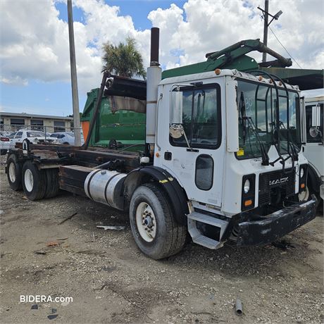 BIDERA Government Auctions - 2003 Mack MR688S Roll Off