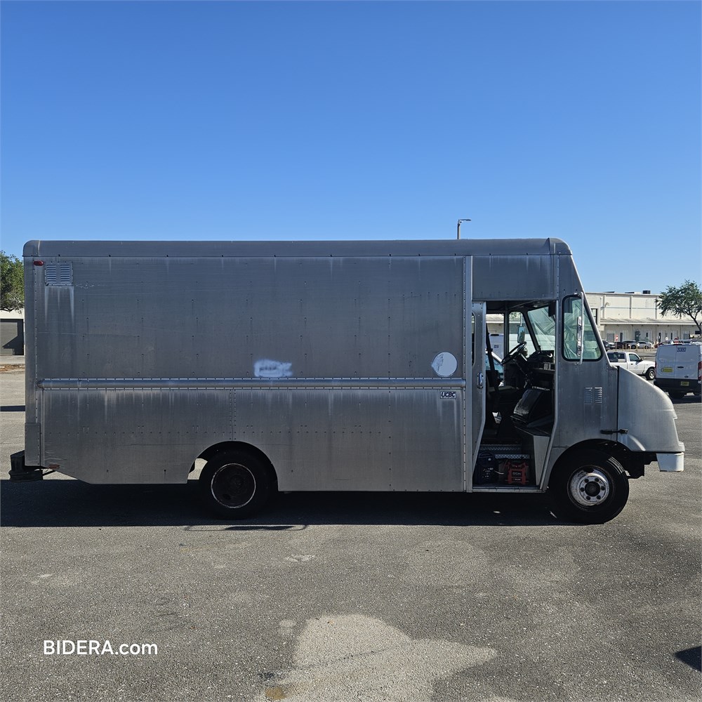 BIDERA Government Auctions - 2000 Freightliner MT45 Aluminum Step Van