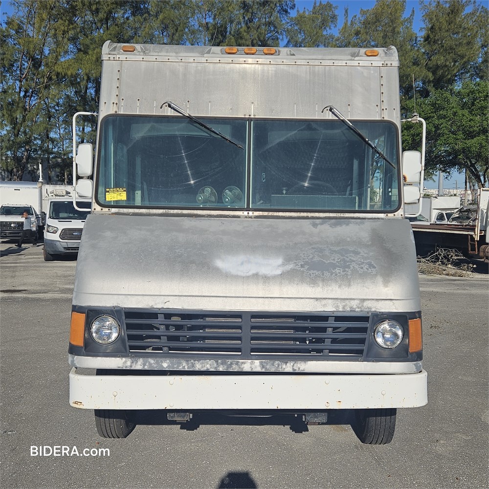 BIDERA Government Auctions - 2000 Freightliner MT45 Aluminum Step Van