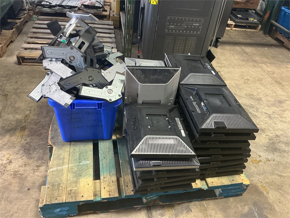 BIDERA Government Auctions - Mix lot of (31) Dell LCD Monitors W Stand