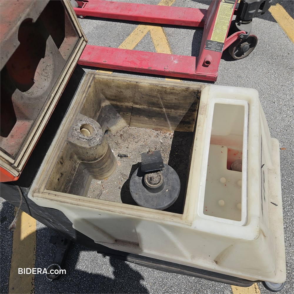 BIDERA Government Auctions - 1995 MinuteMan 170 Floor Scrubber