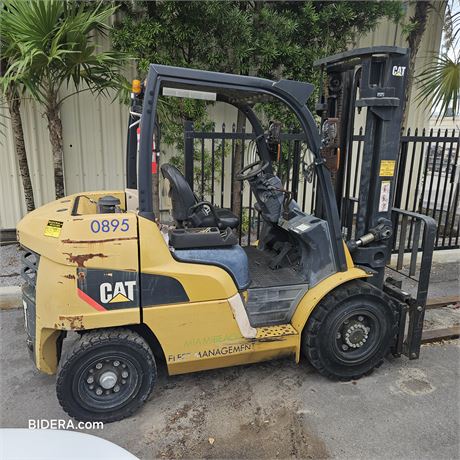 BIDERA Government Auctions - Caterpillar Forklift