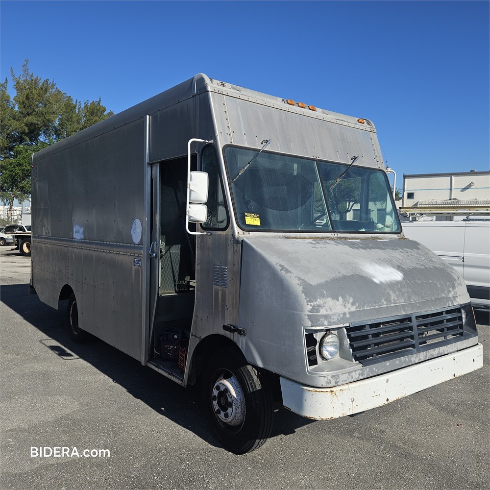 BIDERA Government Auctions - 2000 Freightliner MT45 Aluminum Step Van