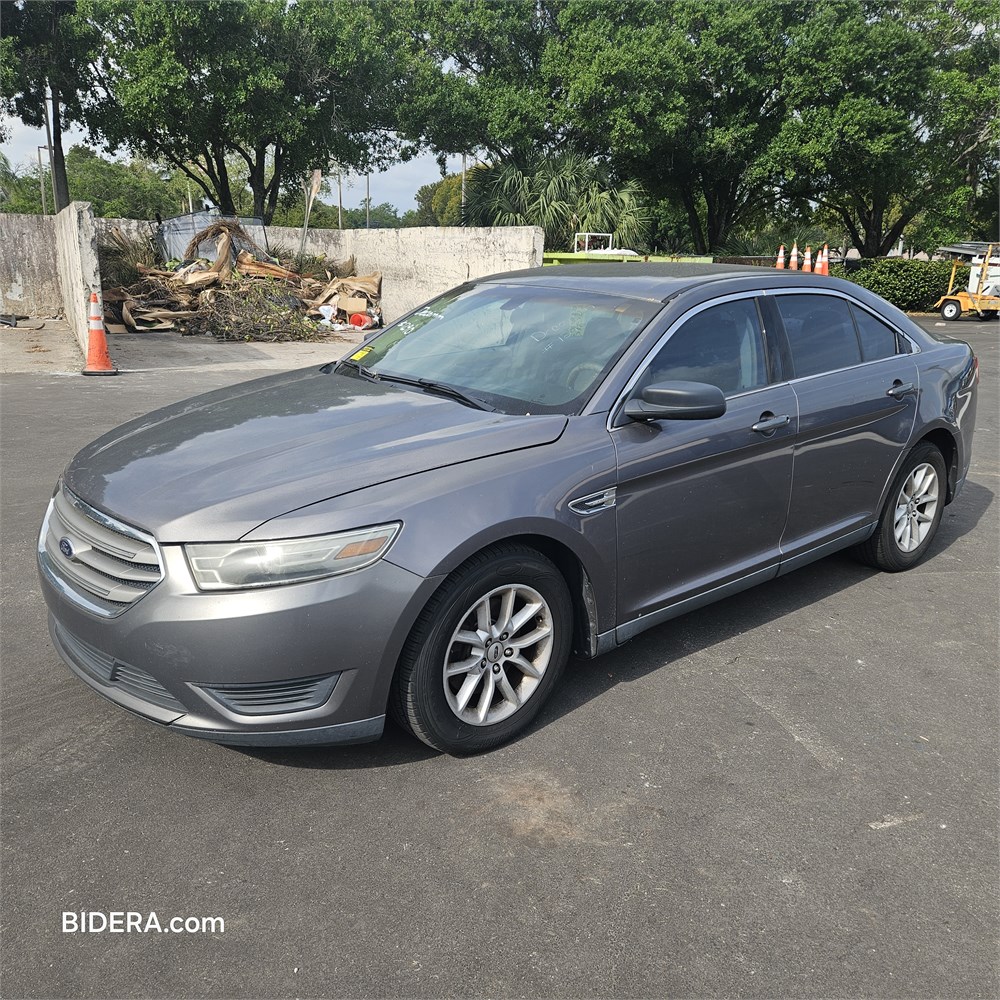 BIDERA Government Auctions - 2013 Ford Taurus Unmarked Police Unit
