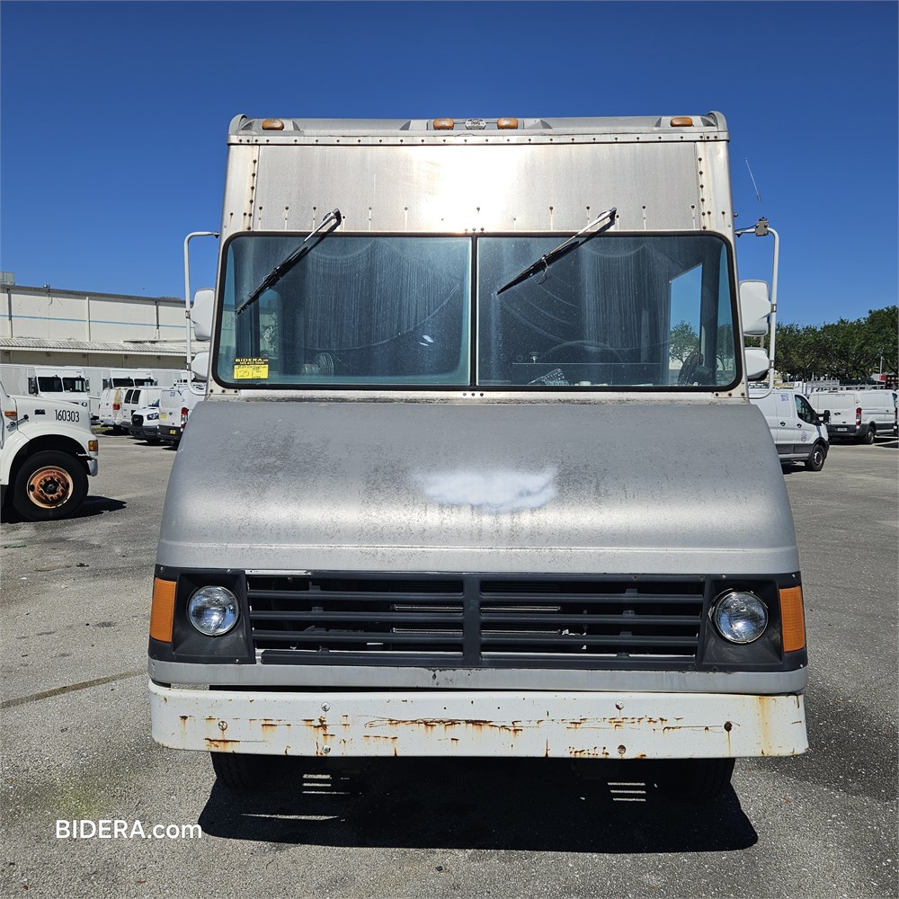 BIDERA Government Auctions - 2000 Freightliner MT45 Aluminum Step Van