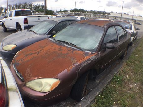 BIDERA Government Auctions - 2001 Ford Taurus (Junk Candidate)