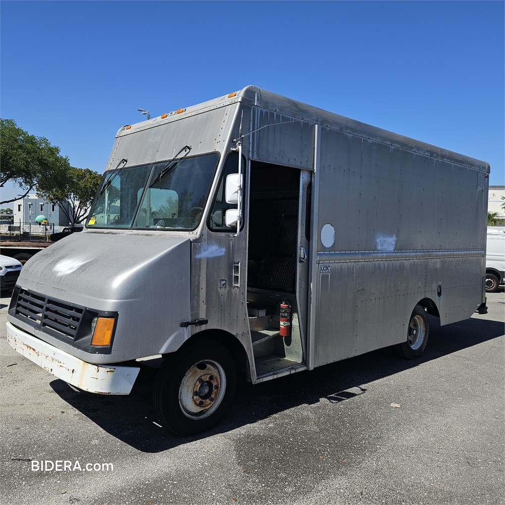 BIDERA Government Auctions - 2000 Freightliner MT45 Aluminum Step Van