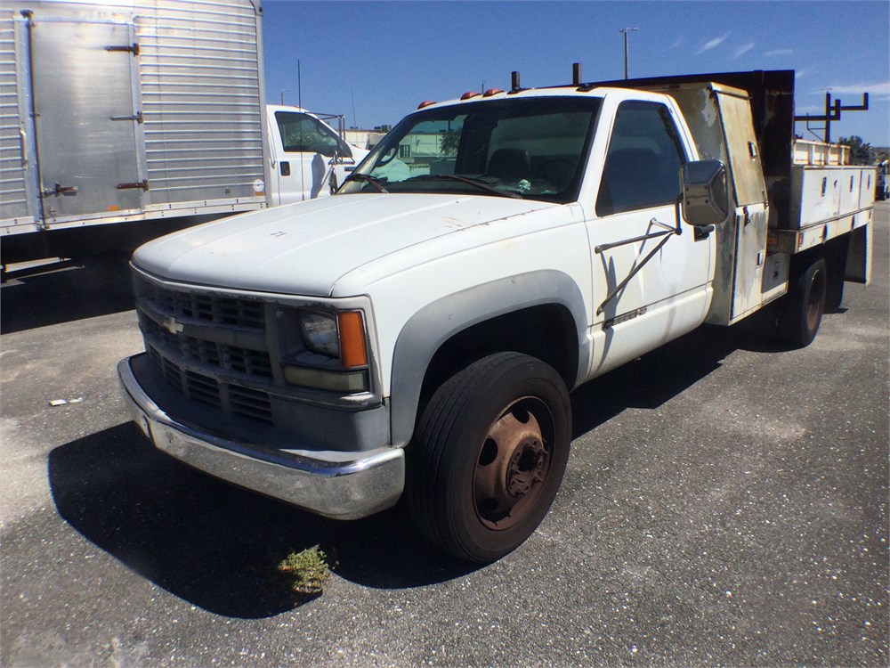 BIDERA Government Auctions - 2002 Chevrolet 3500 HD Stake Body Truck