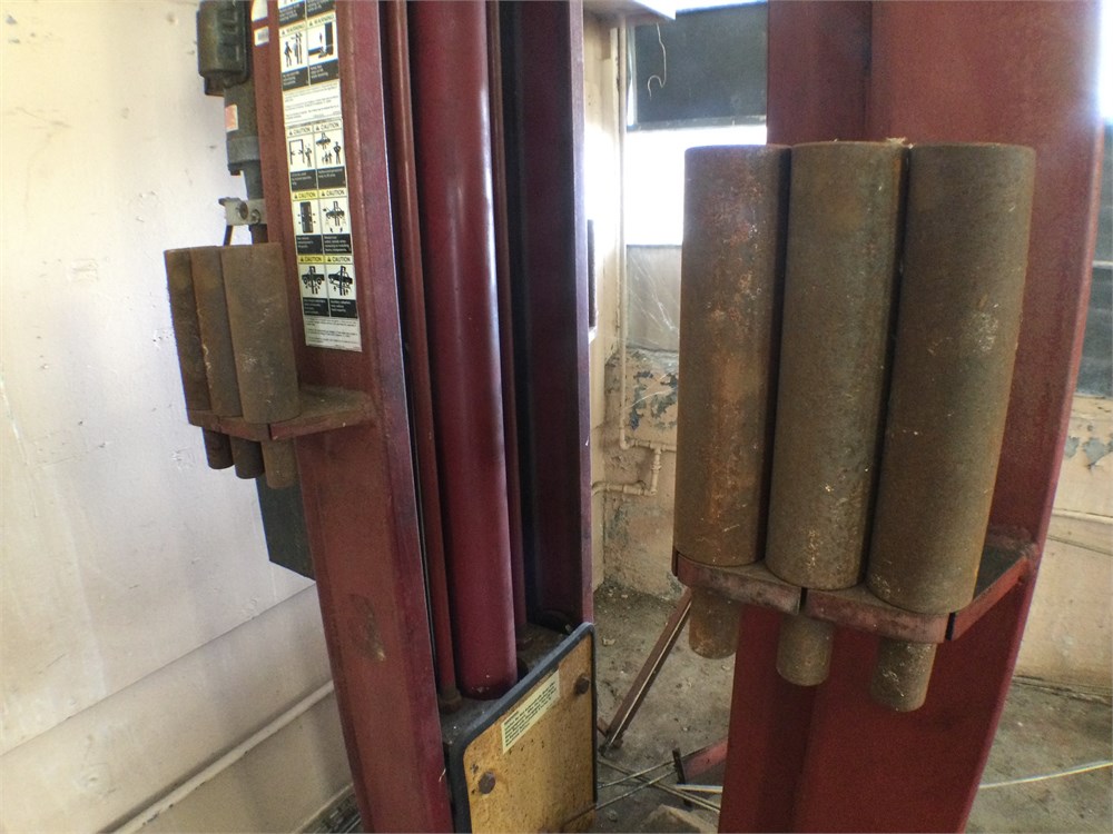 BIDERA Government Auctions - (1) Mohawk TP-15 15,000lbs Vehicle Lift