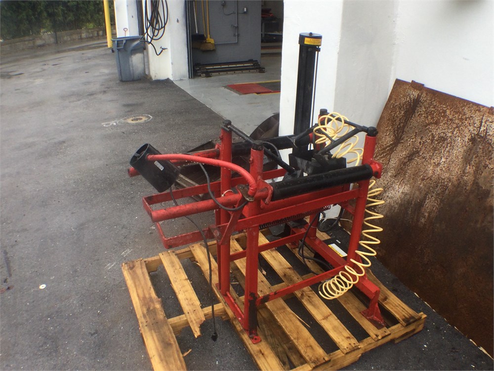 BIDERA Government Auctions - Branick Pneumatic Tire Spreader