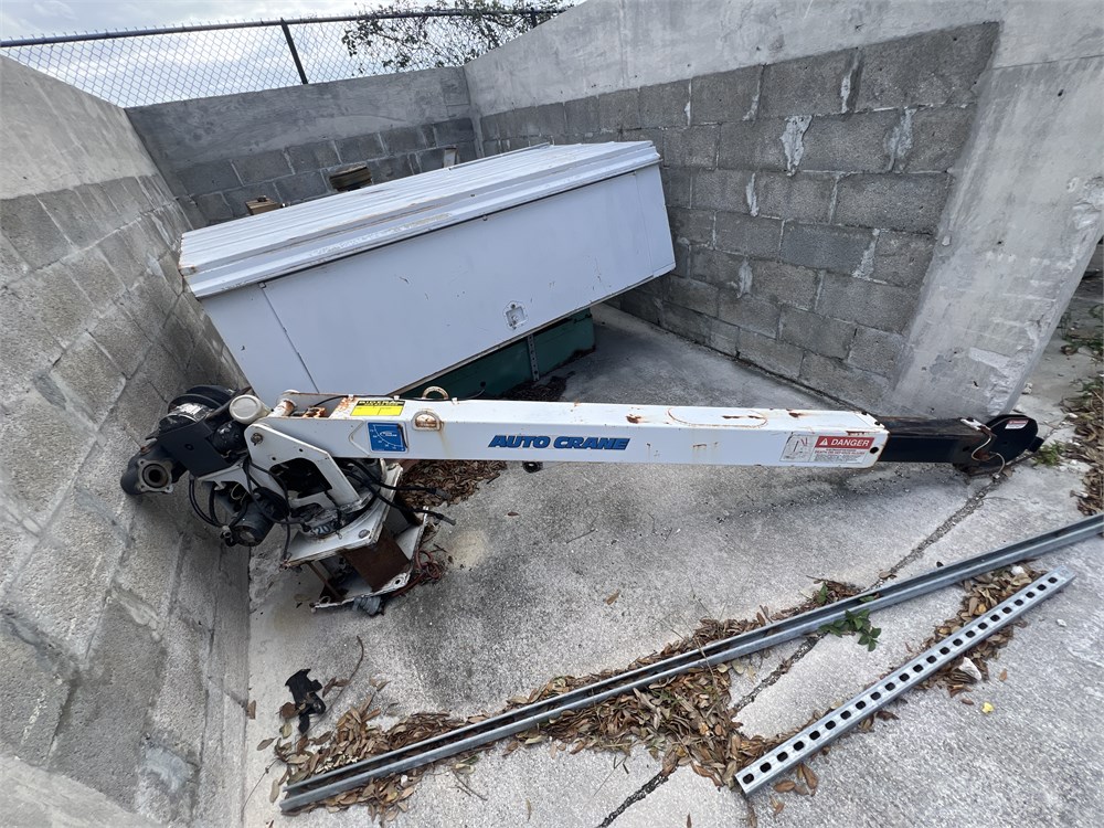 BIDERA Government Auctions - Used Auto Crane Lift (For Parts or Recycling)