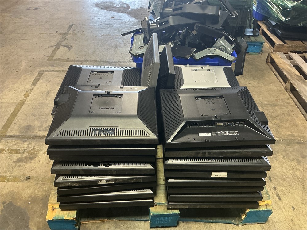 BIDERA Government Auctions - Mix lot of (31) Dell LCD Monitors W Stand