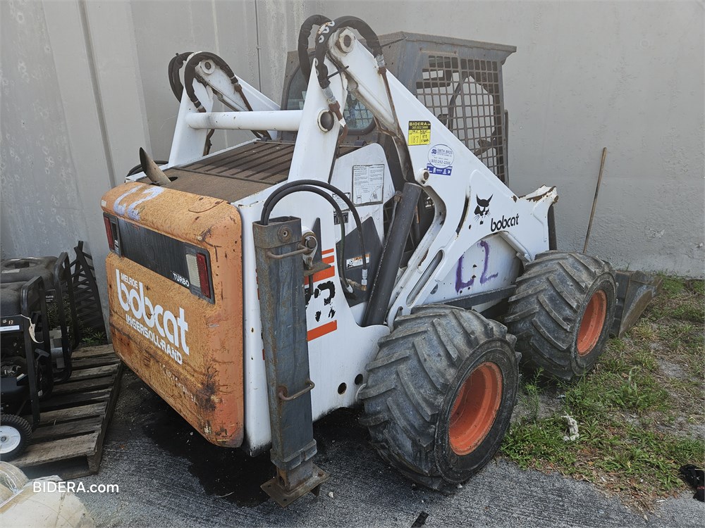 BIDERA Government Auctions - Bobcat 873 F-Series (Hydraulic Leak)