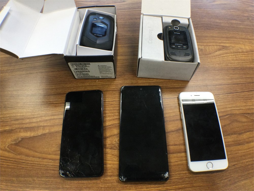 BIDERA Government Auctions - (5) Cell Phones