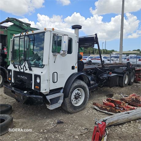 BIDERA Government Auctions - 2005 Mack MR688S Roll Off Truck