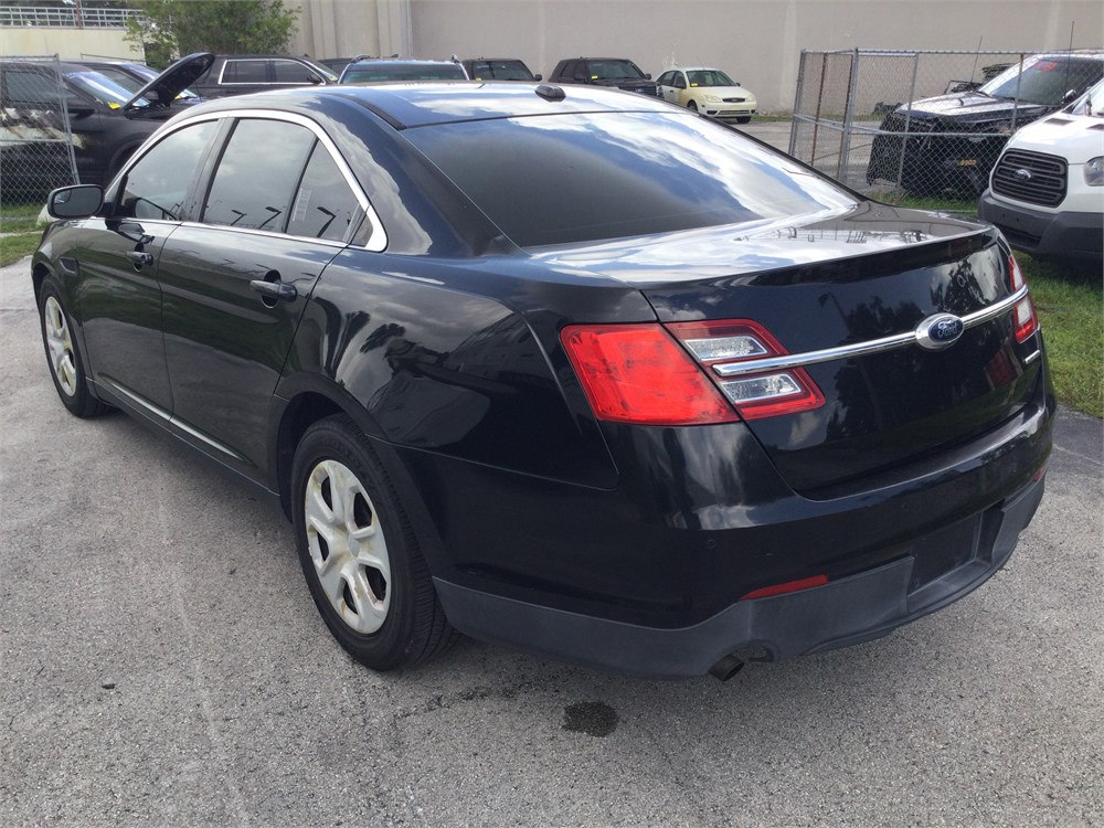 BIDERA Government Auctions - 2013 Ford Taurus Unmarked Police unit (FWD)
