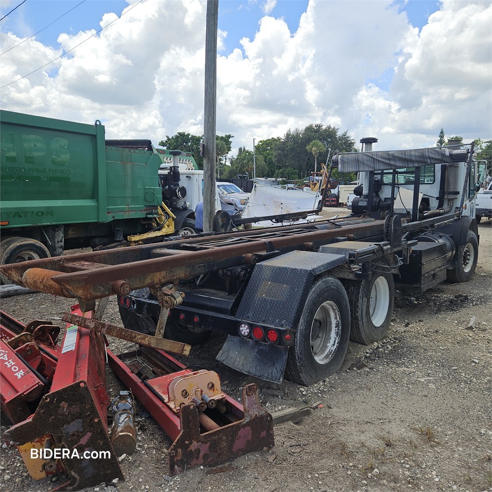 BIDERA Government Auctions - 2005 Mack MR688S Roll Off Truck