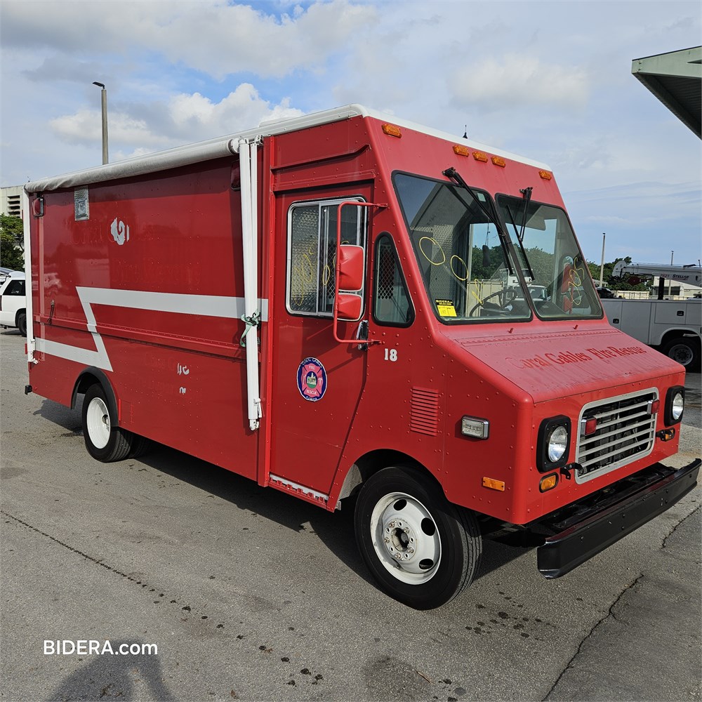 BIDERA Government Auctions - 1990 Utilimaster Aluminum Step Van