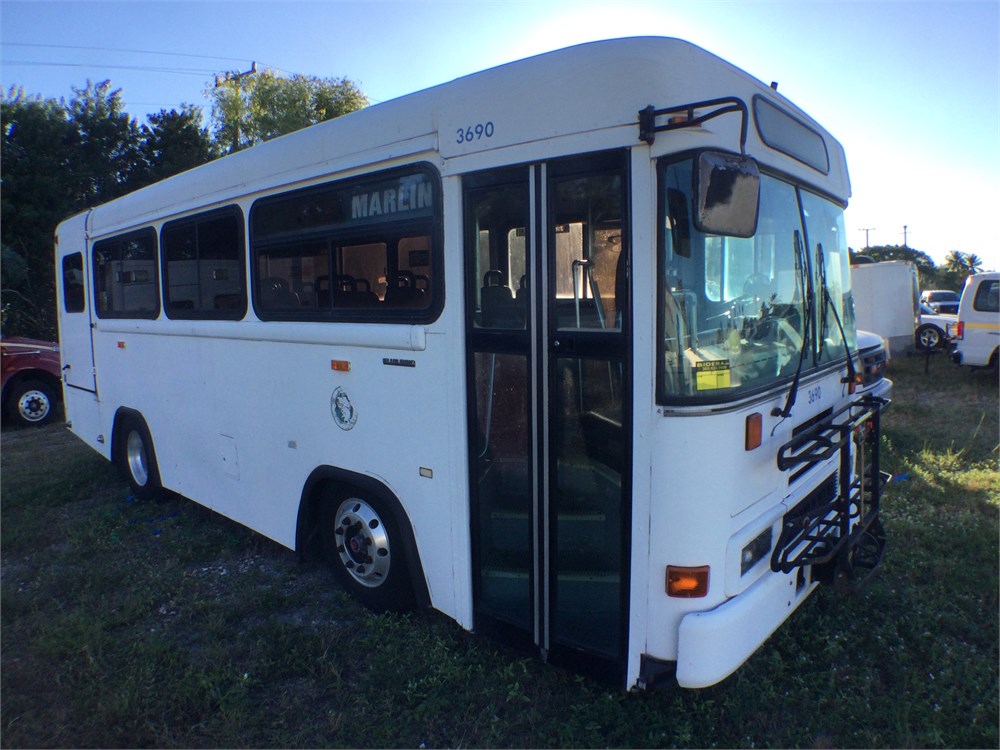 BIDERA Government Auctions - 2002 Blue Bird 26 Passenger Bus (Unit 3690)
