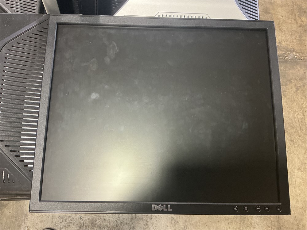 BIDERA Government Auctions - Mix lot of (31) Dell LCD Monitors W Stand