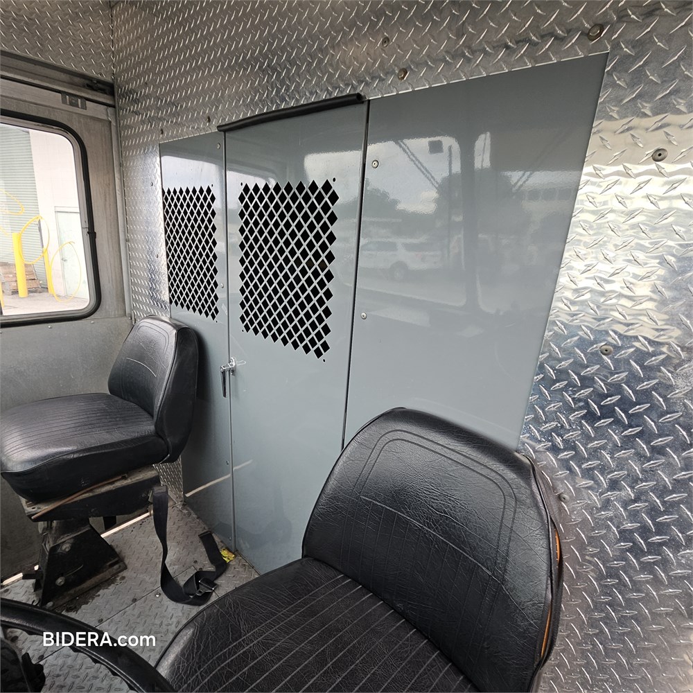 BIDERA Government Auctions - 1990 Utilimaster Aluminum Step Van